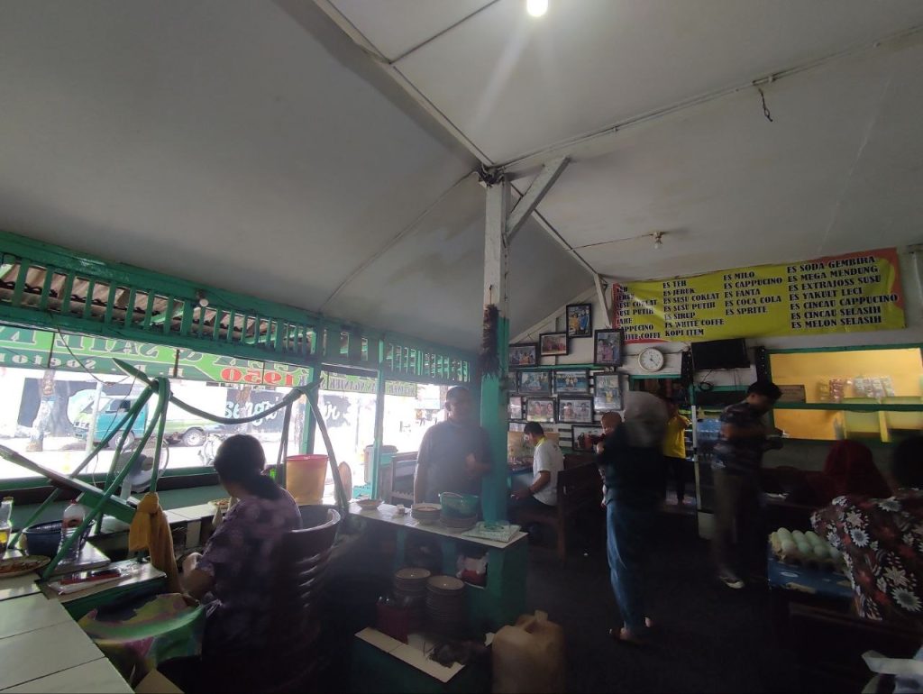Nasi Becek Pojok Nganjuk Sejak 1950 — Arif Setiawan